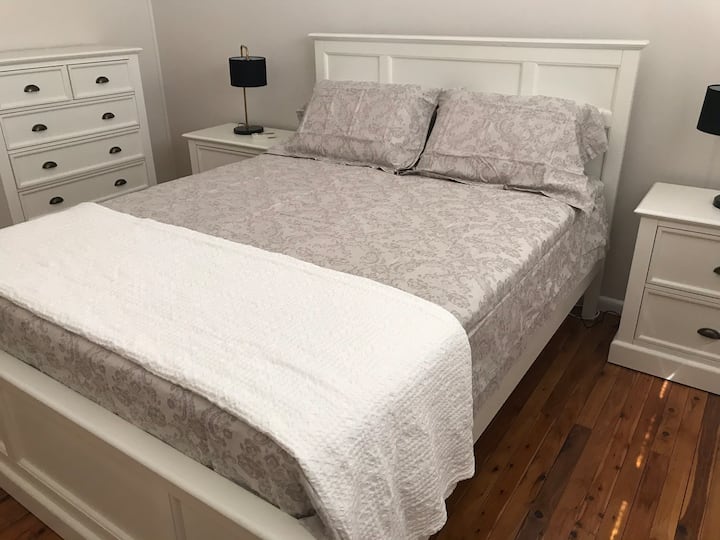 Renovated Older Home: Timber Floors, High Ceilings - Camden