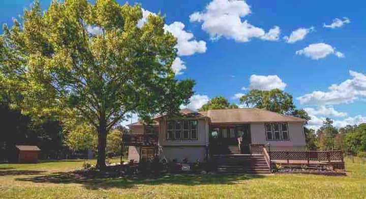 Spacious, Modern-country Home - Stagecoach, TX