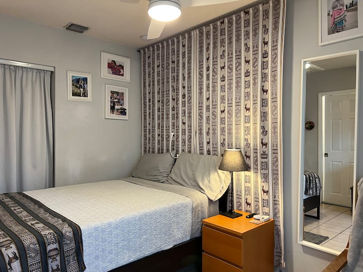 Upscale-cozystudio-burbank Foothills - Los Angeles, CA