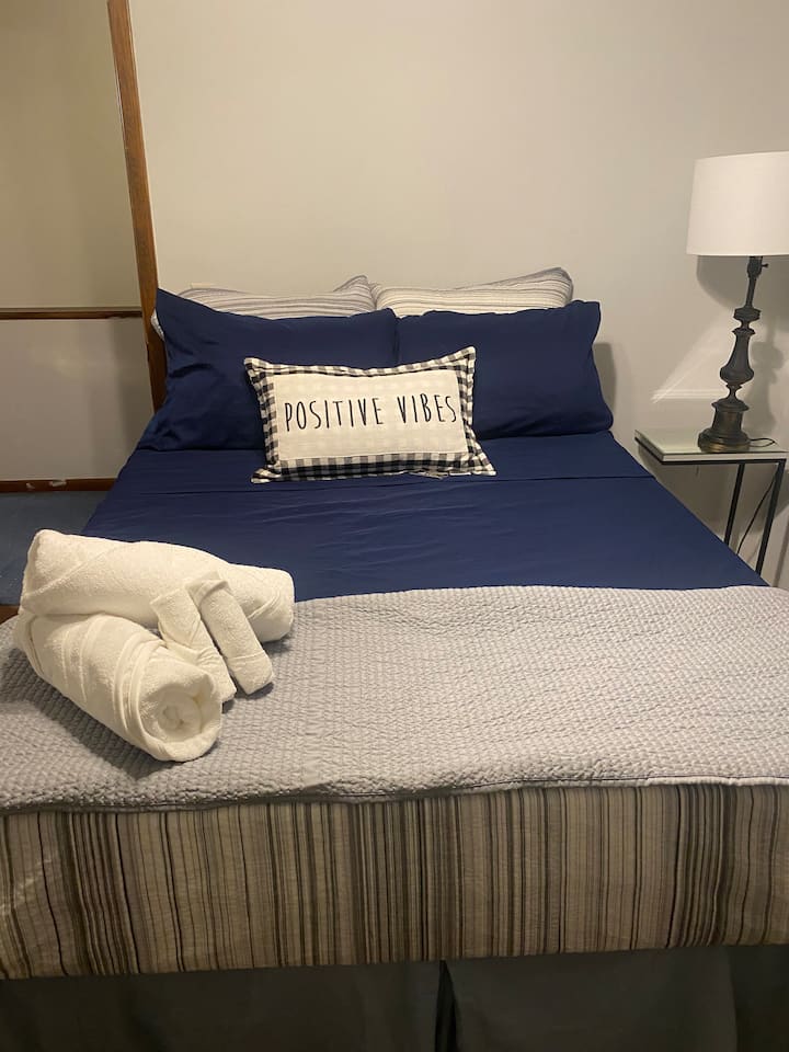 Simple, Yet Elegant Bedroom With A/c - Cleveland, OH