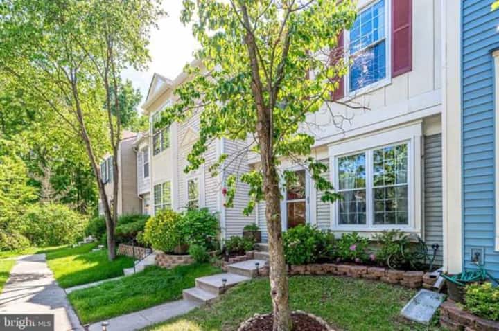 Upscale Large Townhouse (With Deck) Near Old Town - Alexandria, VA