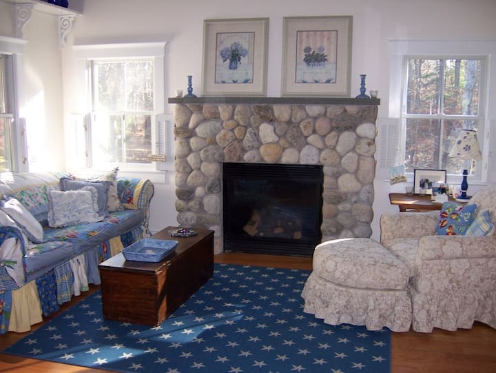 Beautiful Cottage In Private But Convenient Locale - Lighthouse Beach, Edgartown