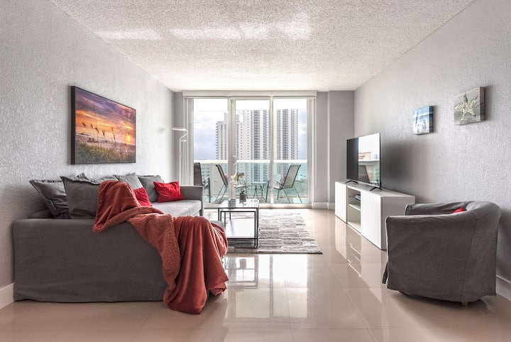 Stylish Ocean View| 1bd|1bth Apt| Free Parking - Sunny Isles Beach, FL
