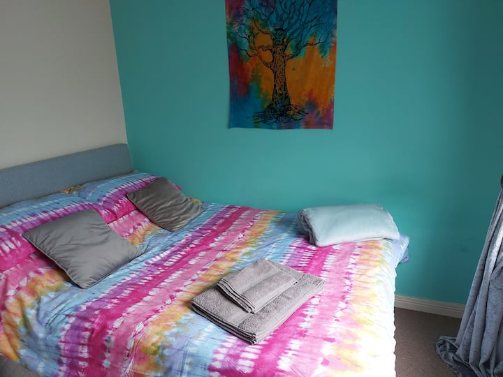 Warm & Welcoming Room In Colourful, Arty Terrace - Derry