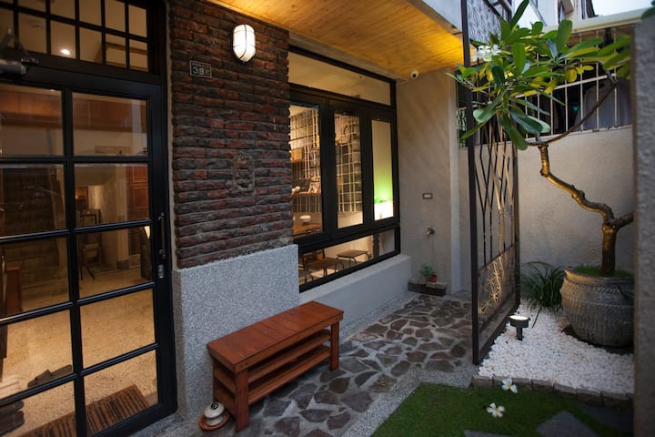 台南東區12-14人復古包棟民宿(預訂前先詢問) - Tainan City