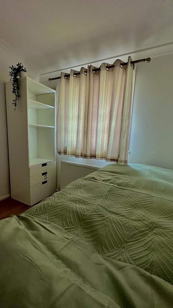 Beautiful Cozy Box Room - Hayes