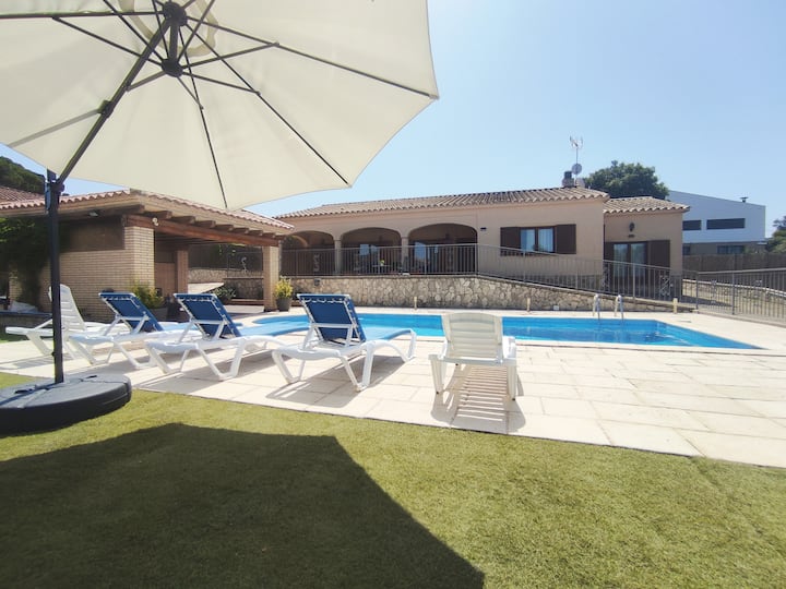 Villa Residencial Con Piscina - Sils