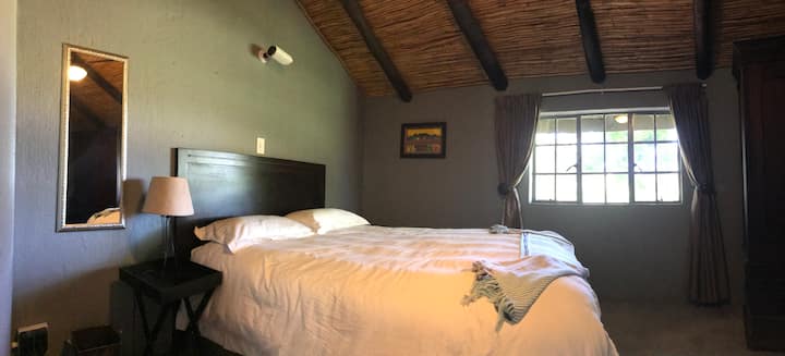Kruger Ranch - Lodge - Zebra Room Shared Bathroom - Maanhaarrand
