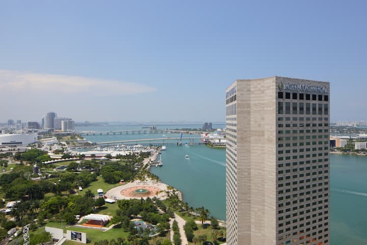 Upscale Waterfront Apt Downtown - Miami