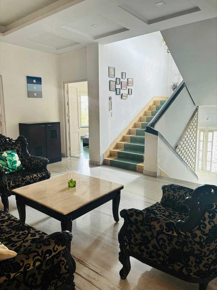 Earthy 8 Bedroom Heritage House - Kolkata