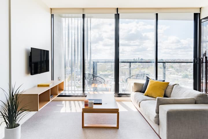 Enjoy City Views From The Balcony Of A Chic Apartment - St Kilda beach, Victoria
