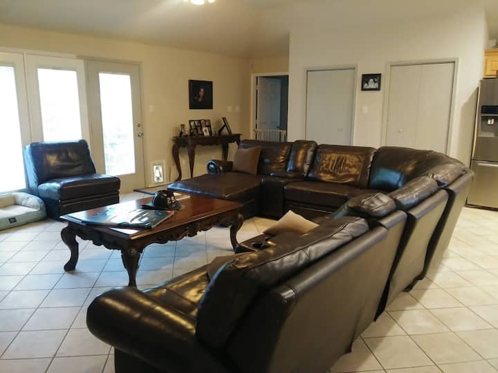 Pet Friendly Beautiful Home With Pool - Rowlett, TX