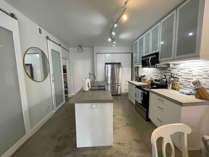 Lovely Condo Near Park Lane With 1 King/ 2 Bunks - Dallas, TX