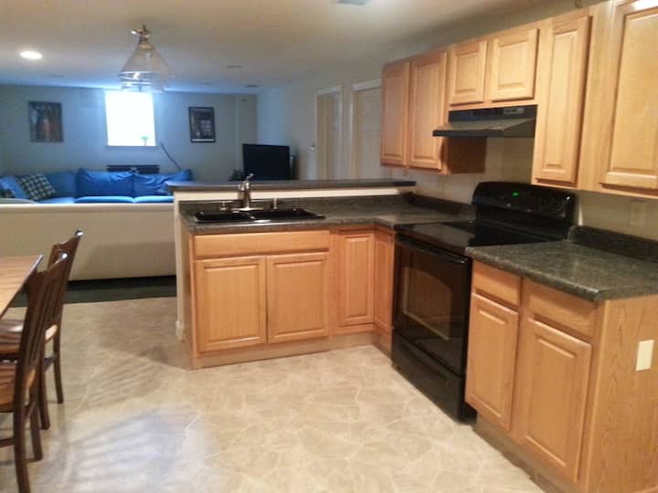 Altoona Apartment In House 10 Min  Iowa State Fair - Altoona, IA