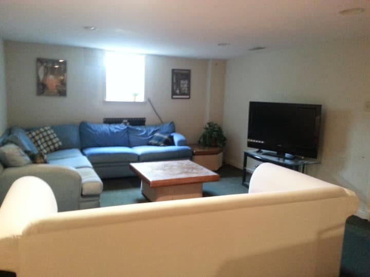 Altoona Apartment In House 10 Min  Iowa State Fair - Altoona, IA