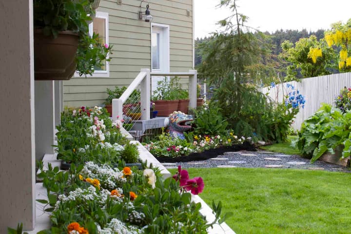 Cliff House B&b: Apt On The Ocean - Kodiak, AK