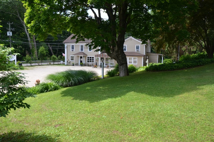 Cornwall Inn - Suite W/2 Bedrooms (Sorry, No Pets) - Cornwall, CT