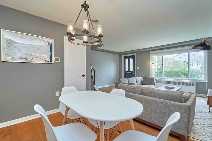 Charming Alexandria Townhouse - Alexandria, VA