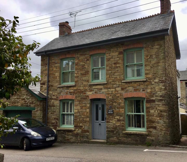 Stylish Village Cottage - Short Walk To The Beach! - Perranporth