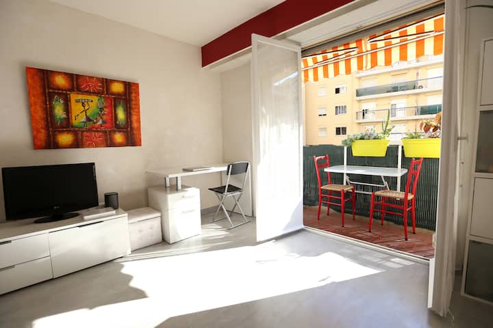 Très Beau Petit 2 Pièces Au Port - Nice