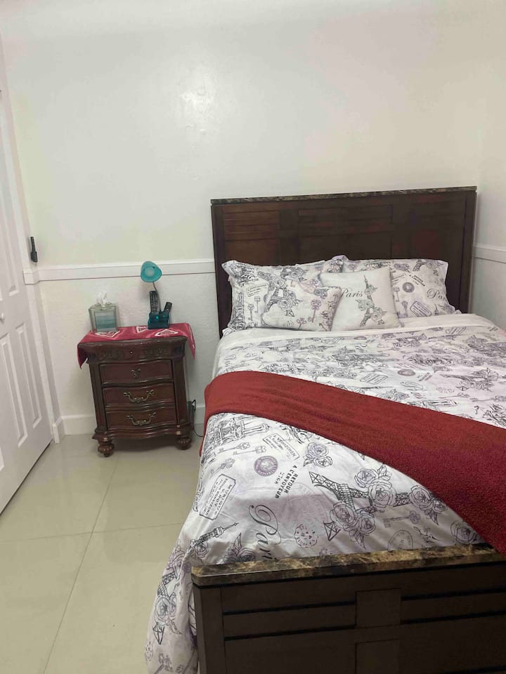 Cozy And Quiet Room - Fountainbleau, FL