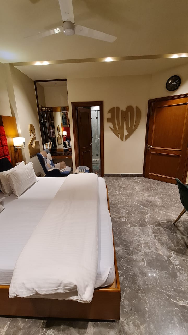 Grand Living Apartment-3bedrooms With Servant - Delhi