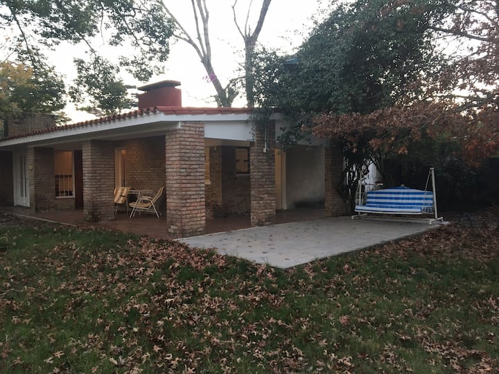 Cómoda Casa Con Parrillero Y Gran Jardín - Uruguay