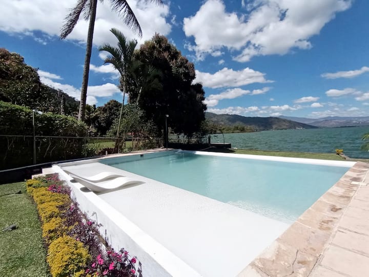 Front Lake Casa Blanca - Villa Canales
