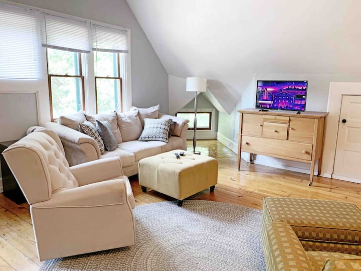 Large Loft Studio In Historic Home! - Saint Paul, MN