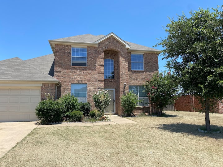 Huge Arlington / Mansfield 4 Bedroom 3 Bathroom Near Cowboys Stadium - Mansfield, TX
