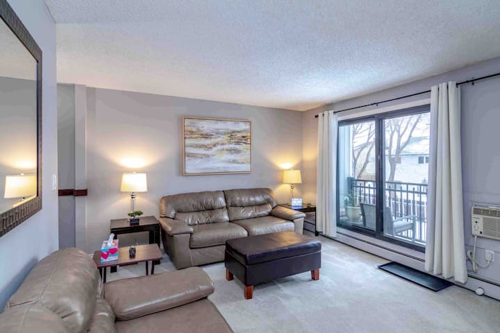 Be Our Guest At This Comfortable,spotless Condo - 새스커툰