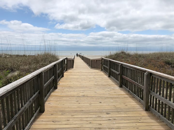New 2 Bed/bath Beachfront Property W/ 3 Restaurants - South Carolina
