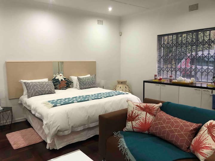 The Ubu 2: Two Bedroom Guest House With Solar! - Randburg