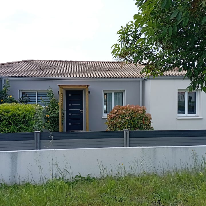 Maison De Bourg Chaleureuse Avec Piscine - Clisson