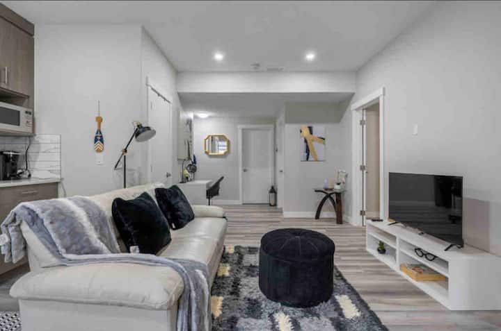 Gorgeous 2 Bedroom 1 Bathroom Guest Suite - Alberta