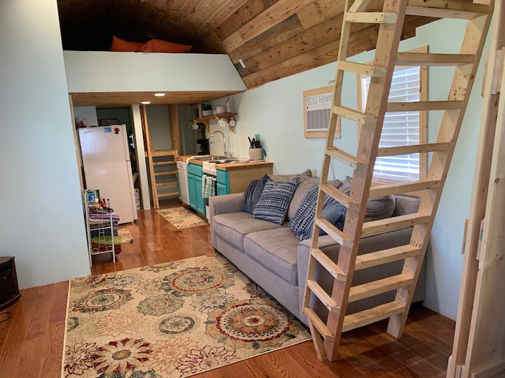 Lincoln’s Tiny House, Farm Stay Adventure - LaFollette, TN