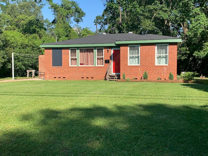 The 🌻Edinburgh Cottage - Baton Rouge, LA