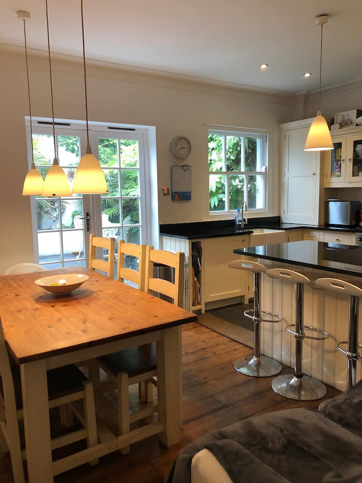 Spacious Attic Room In Brighton - Steyning
