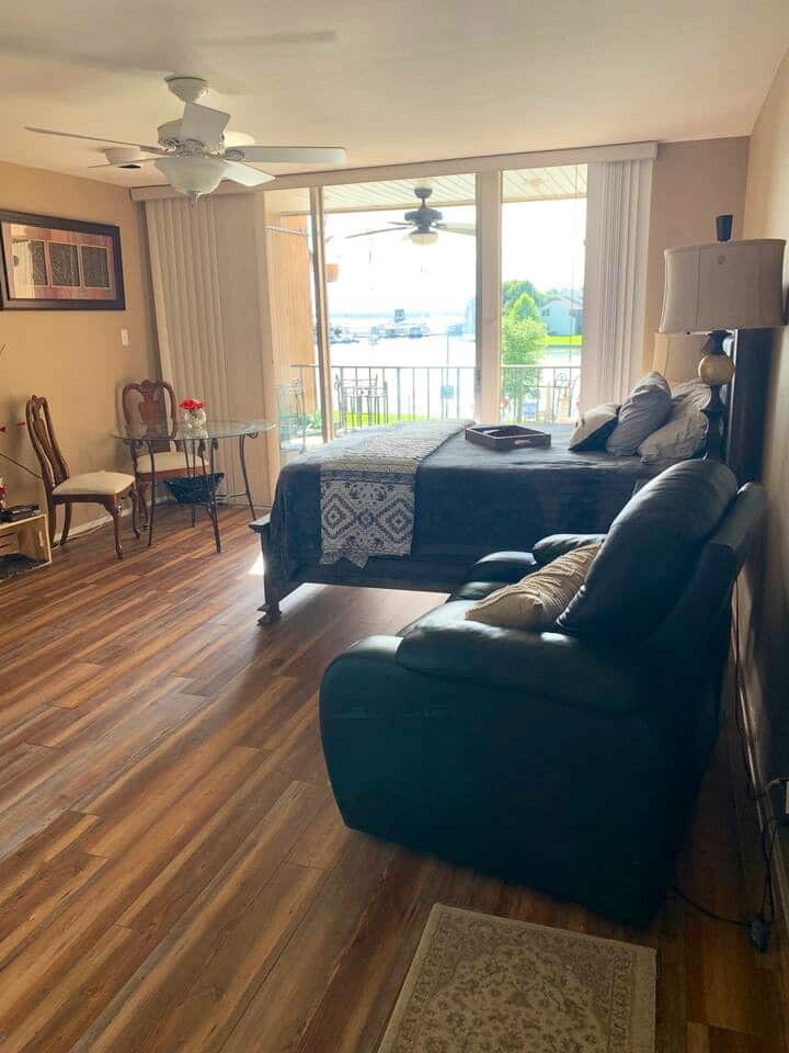 Balcony Overlooking Pool And Lake Conroe - Conroe, TX