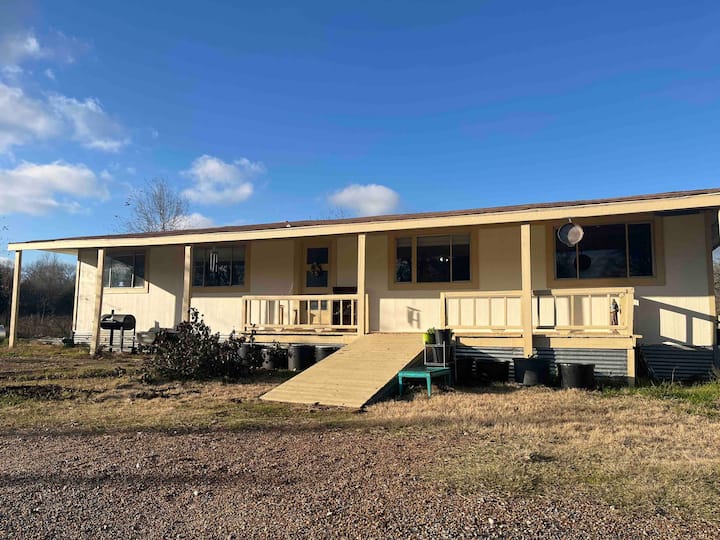Farm On 12 Acres *King Suite!* - Fort Boggy State Park, Centerville