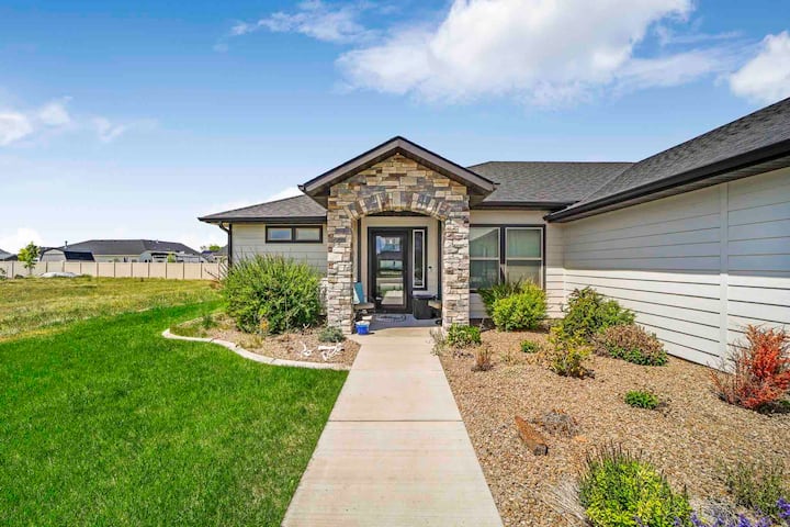 St Luke’s Walking Distance, 3 Car Garage - Twin Falls, ID