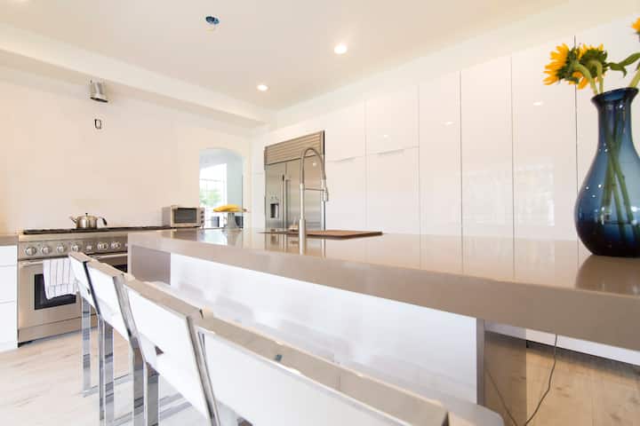 Modern Comfort In Sunny San Diego - Encinitas, CA