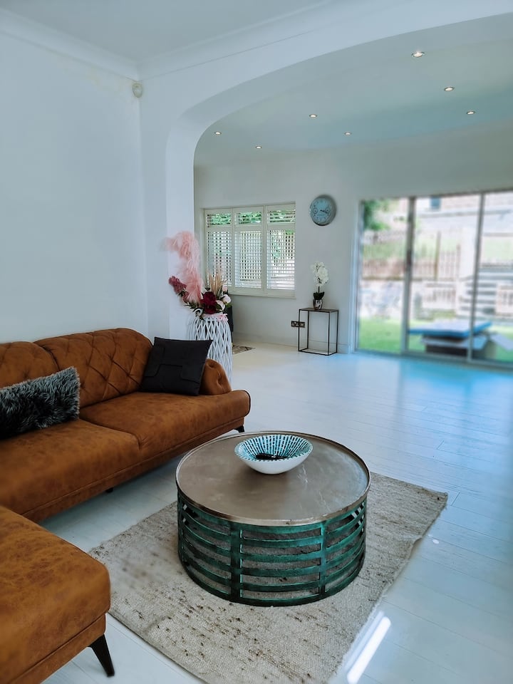 Gorgeous 4-double Bedrm House - Bishop's Stortford - London Stansted Airport (STN)
