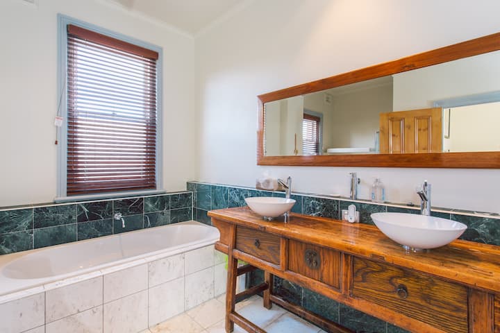 Strathmore In Sandy Bay, Hobart ( Room 1 ) - Tasmania