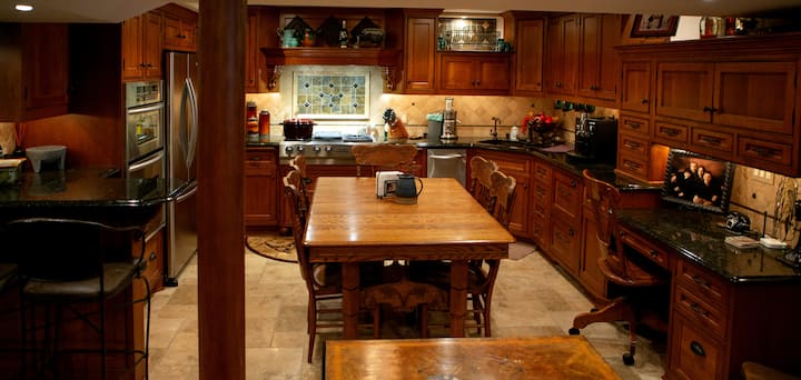Old World Charm W/ Modern Amenities: The Studio 4 - Apple Valley, MN