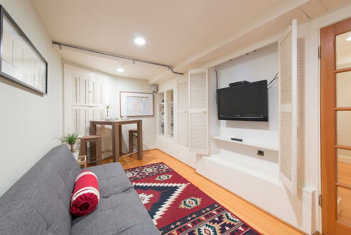 Russian Hill - Junior 1 Bdrm Courtyard Apartment - San Francisco, CA