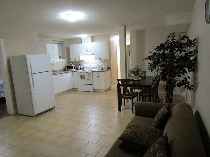 Charming 2-bedroom Basement Suite-l-own Entrance - Surrey