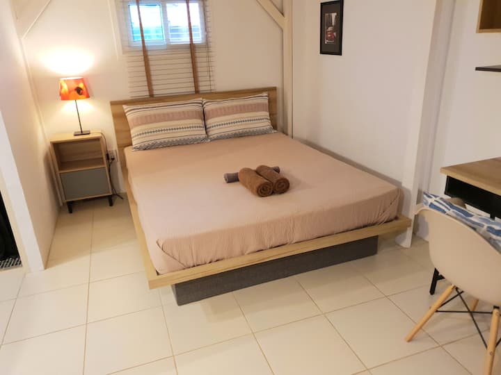 New Studio & Patio In A House, Bts Nana, Sukhumvit - Bangkok