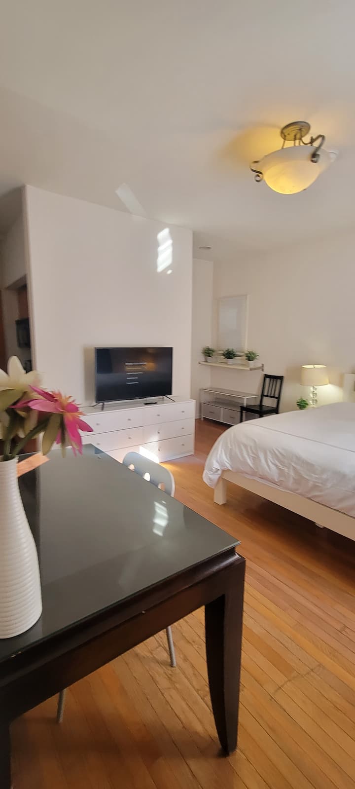 1109e Bright Studio In Prime Santa Monica Location - Santa Monica, CA