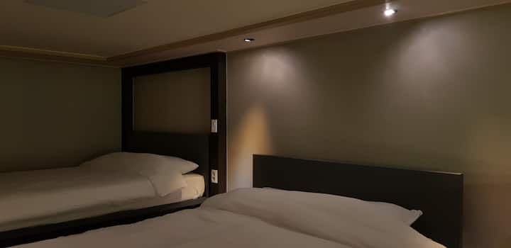 수원역 / 복층 스위트룸 / 퀸+슈퍼싱글 트윈베드 / 풀옵션 원룸형 레지던스 / - Suwon